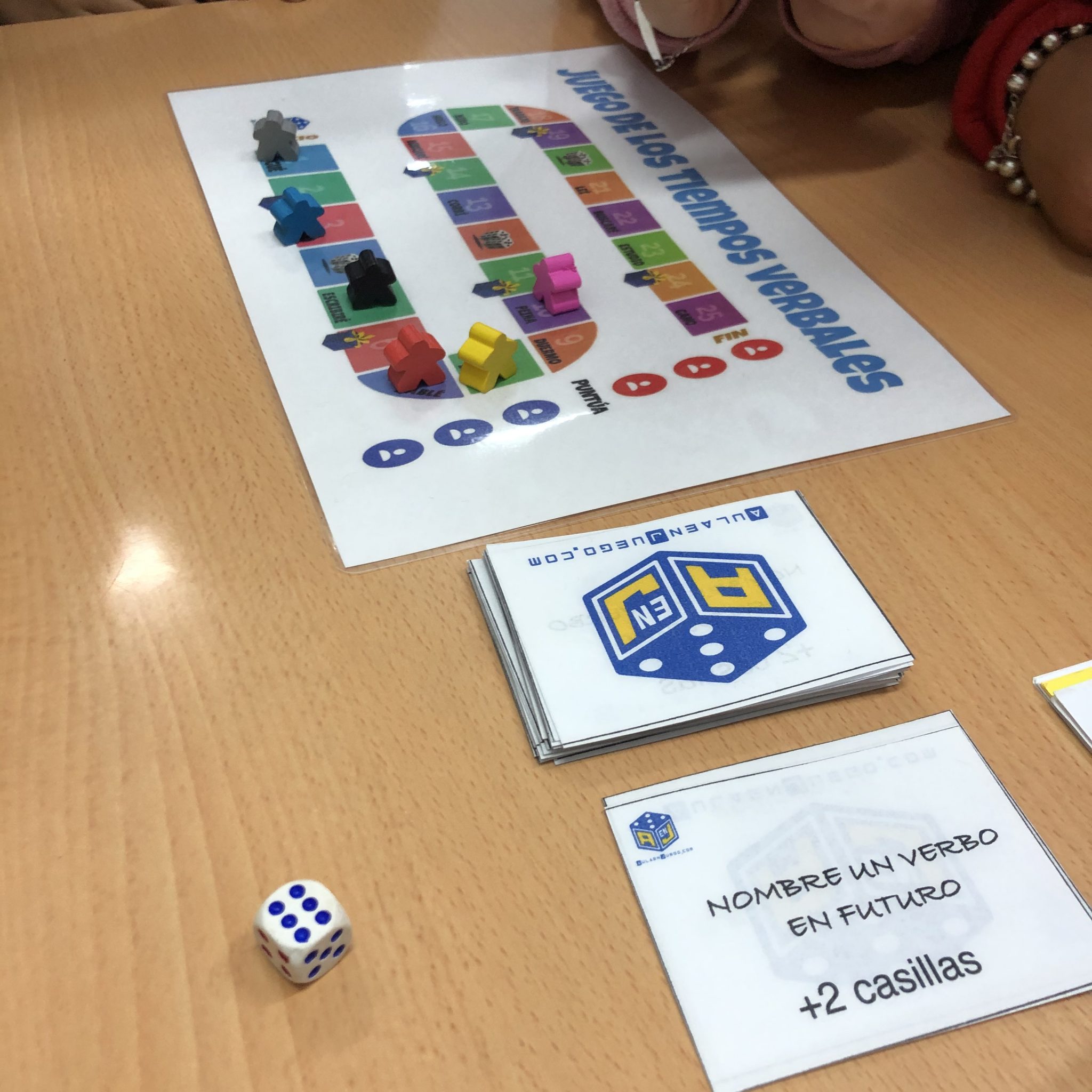 JUEGO DE LOS TIEMPOS VERBALES: PRESENTE, PASADO Y FUTURO - Aula en Juego